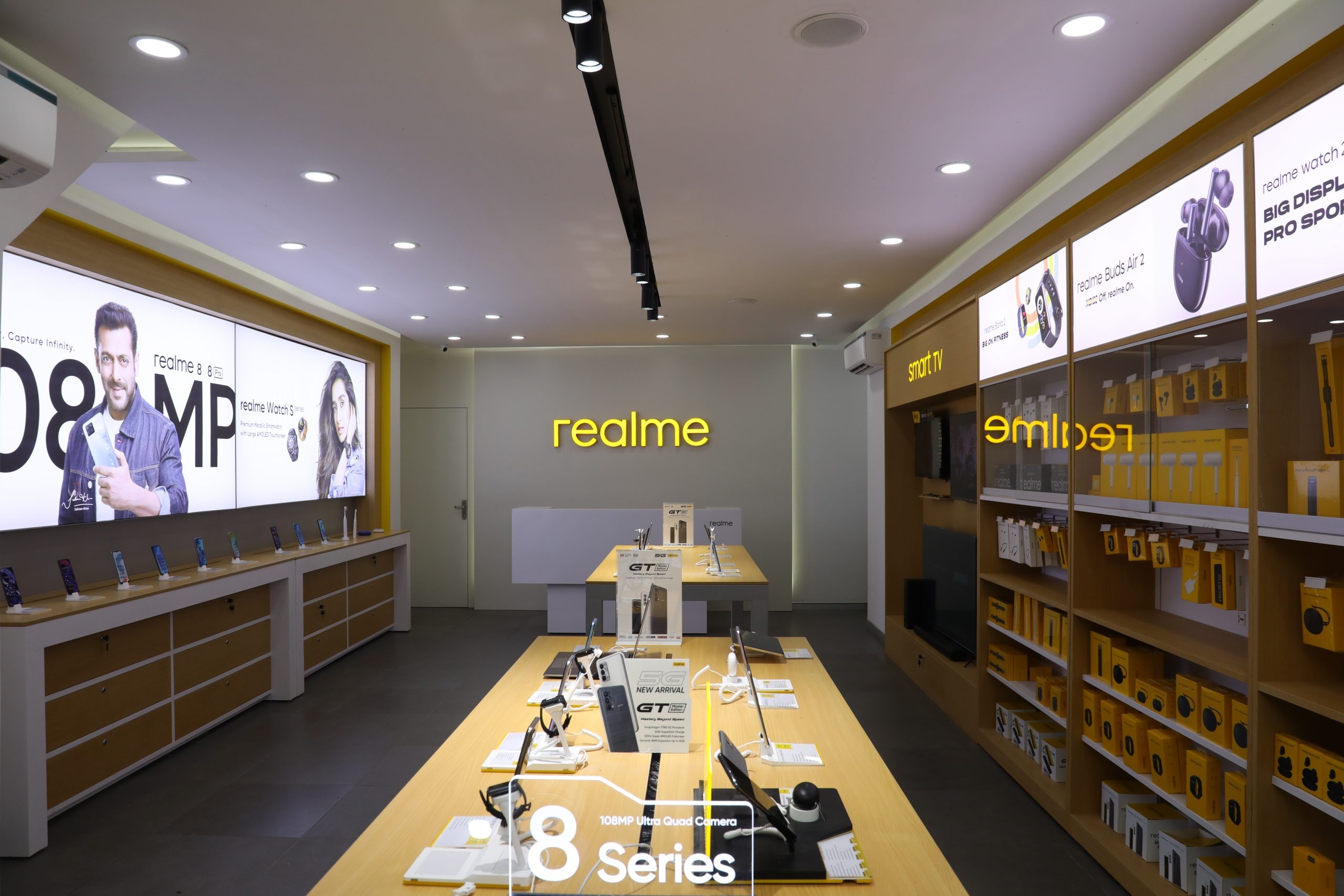 Realme Wants To Increase Offline Presence; Opens 100 Stores In India